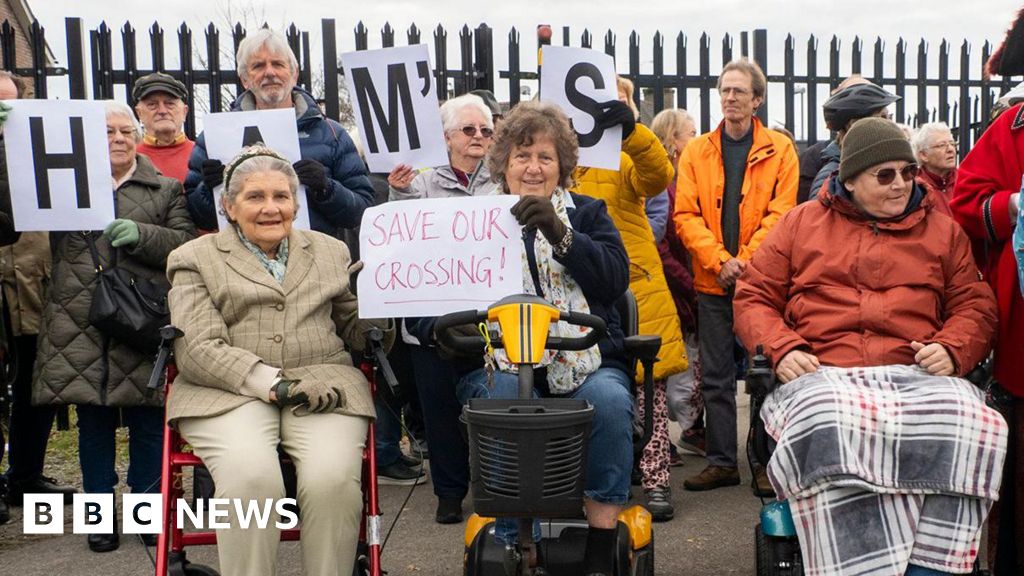 Wareham: Decision due on rail crossing after 12-year campaign - BBC News