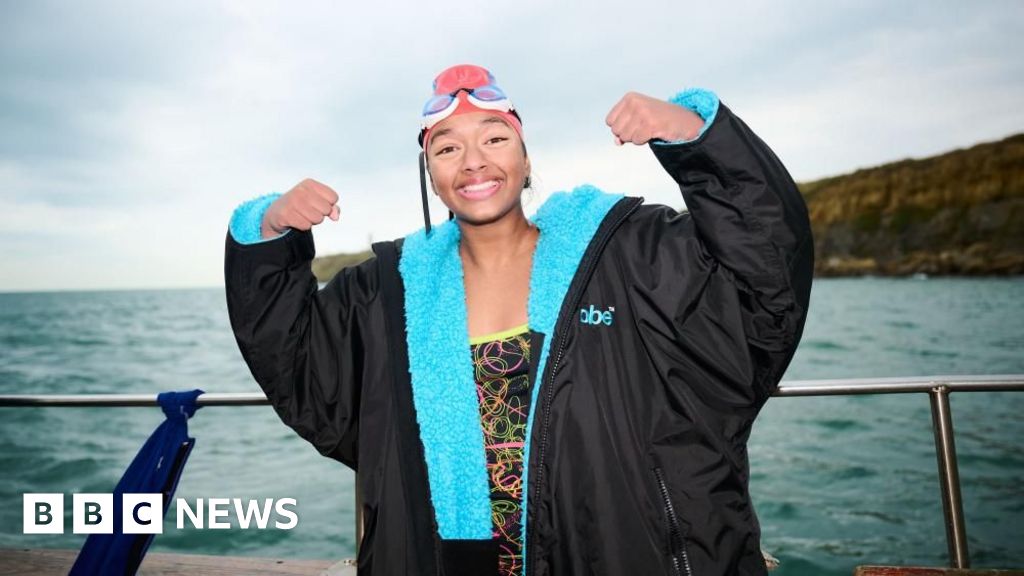 Watford teenager among youngest to swim English Channel - BBC News