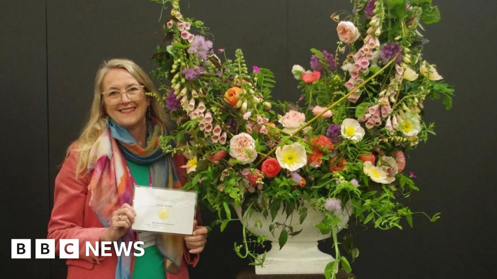 Chelsea Flower Show gold winner promotes sustainable flowers - BBC News