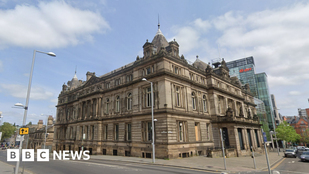 Crews called to blaze at listed Guildhall in Nottingham - BBC News