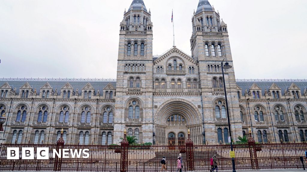 Science and Natural History museums' security guards to strike - BBC News