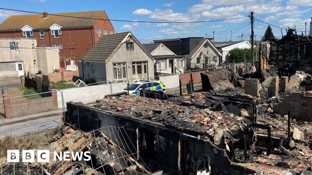 Arson suspect bailed as Jaywick fire leaves families homeless - BBC News