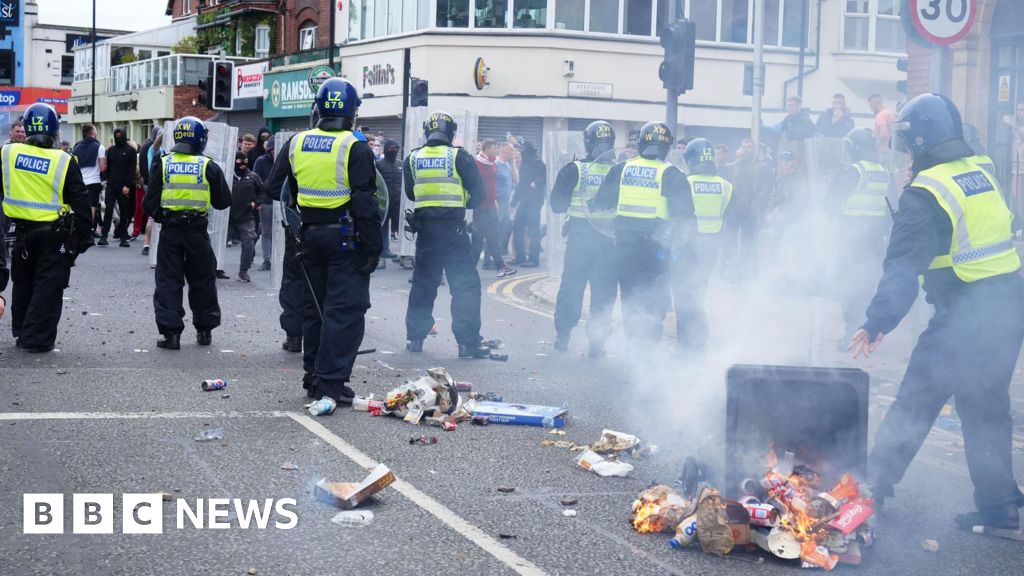 Eight more arrests after 'staggering' scenes in Middlesbrough - BBC News