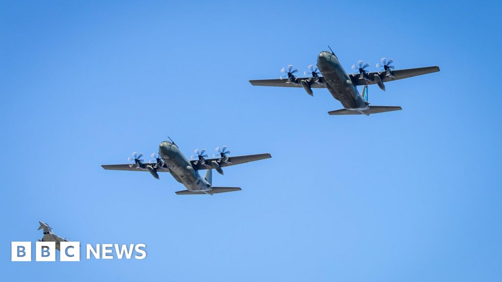 In pictures: Hercules retirement flypast - BBC News