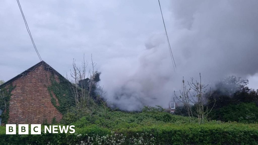 Bournemouth: Police suspect arson following Hicks Farm barn fire - BBC News