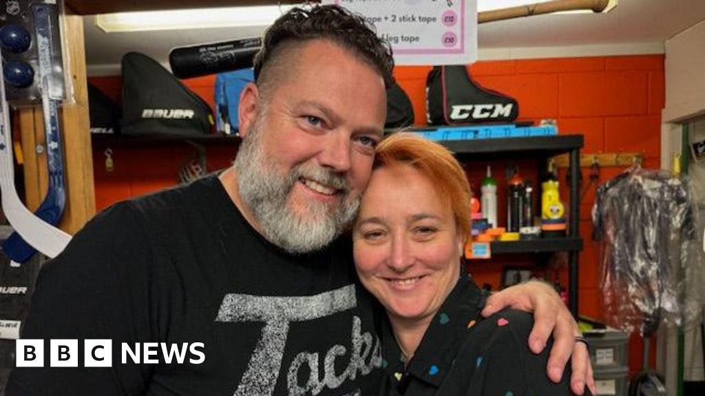 Telford Ice Rink: From romance to boxing titles - BBC News