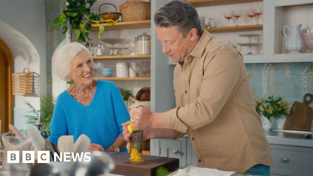 Mary Berry and Jamie Oliver make lemon drizzle cake - BBC News