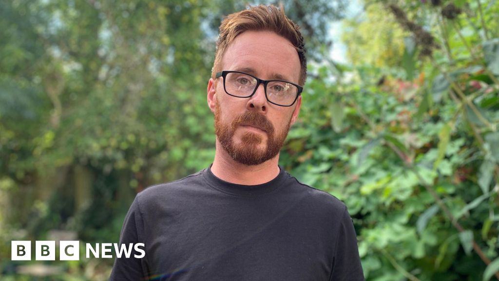 Burbage: Fundraiser for teacher with brain tumour hits goal - BBC News