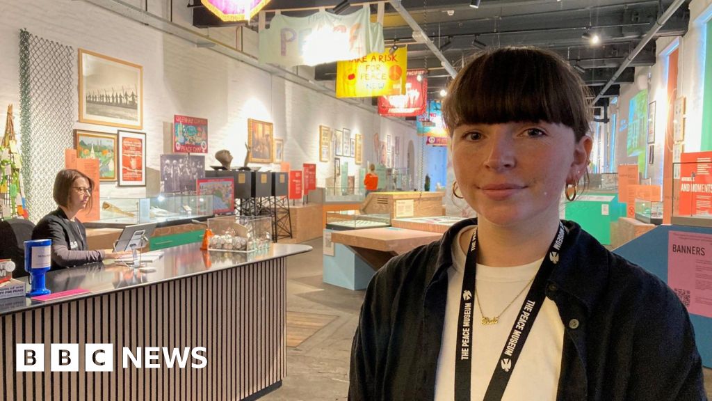 Peace Museum: Thousands flock to new Saltaire venue - BBC News