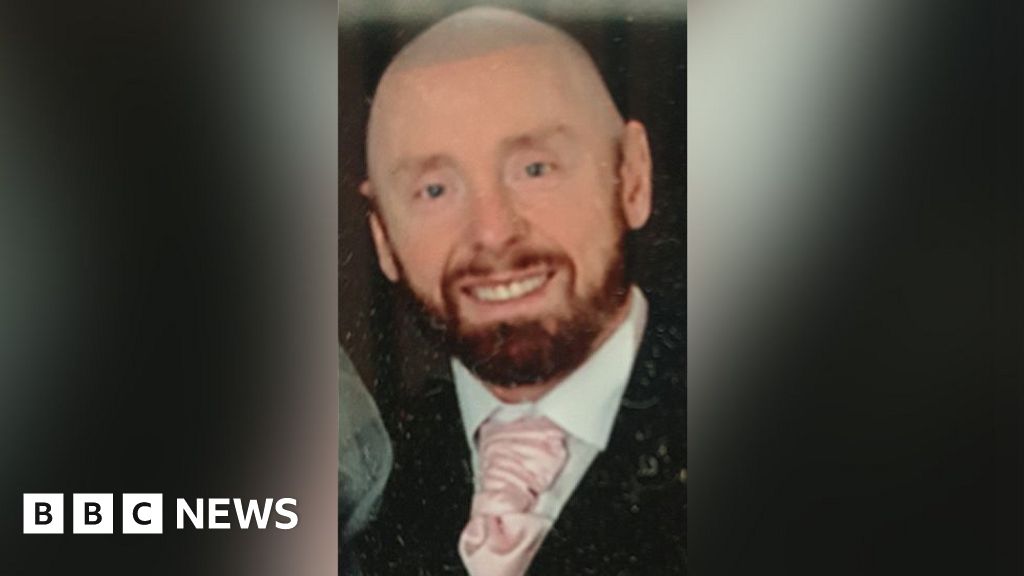 Fresh bid to trace man missing for 18 months - BBC News