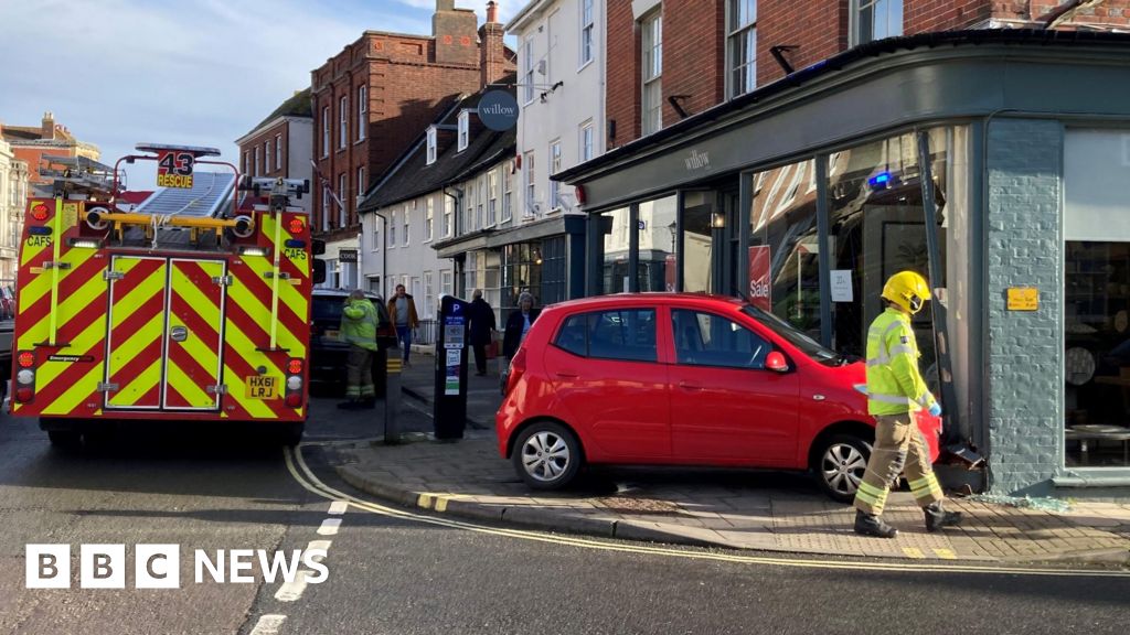 Lymington: Fire service called after car crashes into shop front - BBC News