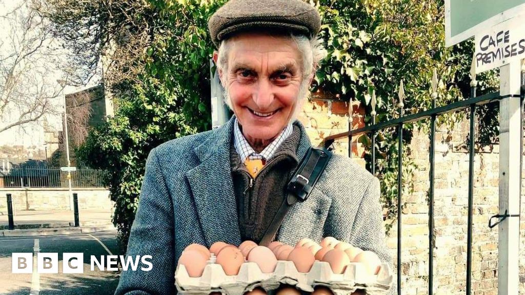 Hundreds of people attend Glastonbury 'Egg Man' funeral
