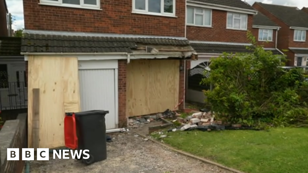 Warwickshire: Car crashes into front of house in Dordon