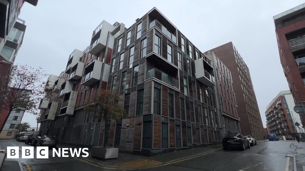 Manchester: Cladding fix agreed for fire-risk flats
