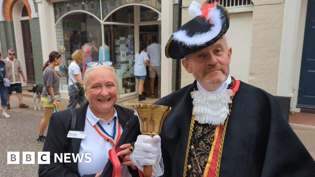 Woodbridge's new town crier takes on social media - BBC News
