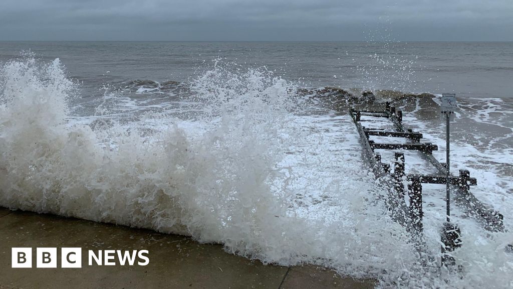 Storm Ashley: Flood alerts in Norfolk and Suffolk - BBC News