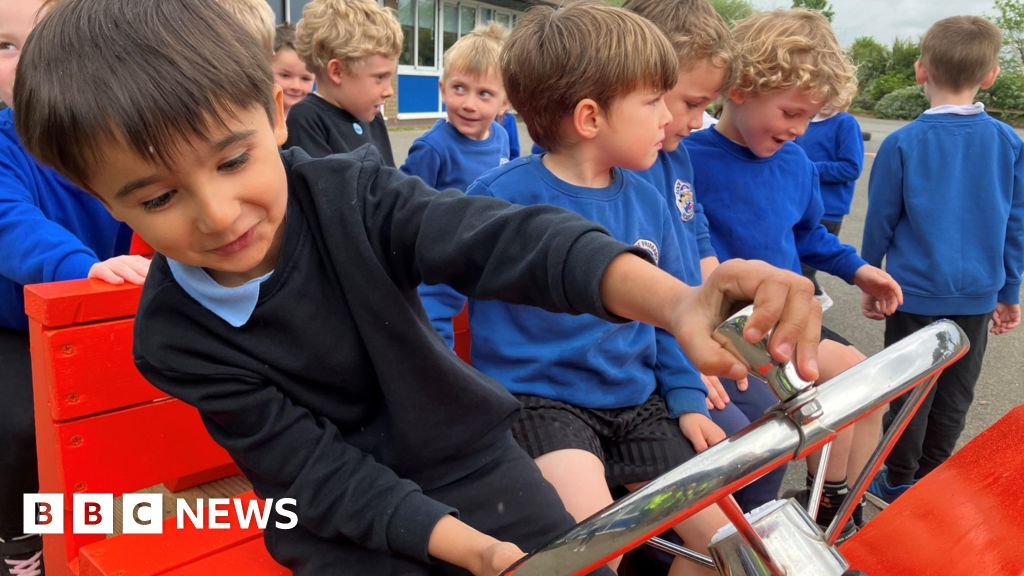 Toy bus made by Cornwall 'shedders' a hit with Looe school pupils - BBC ...