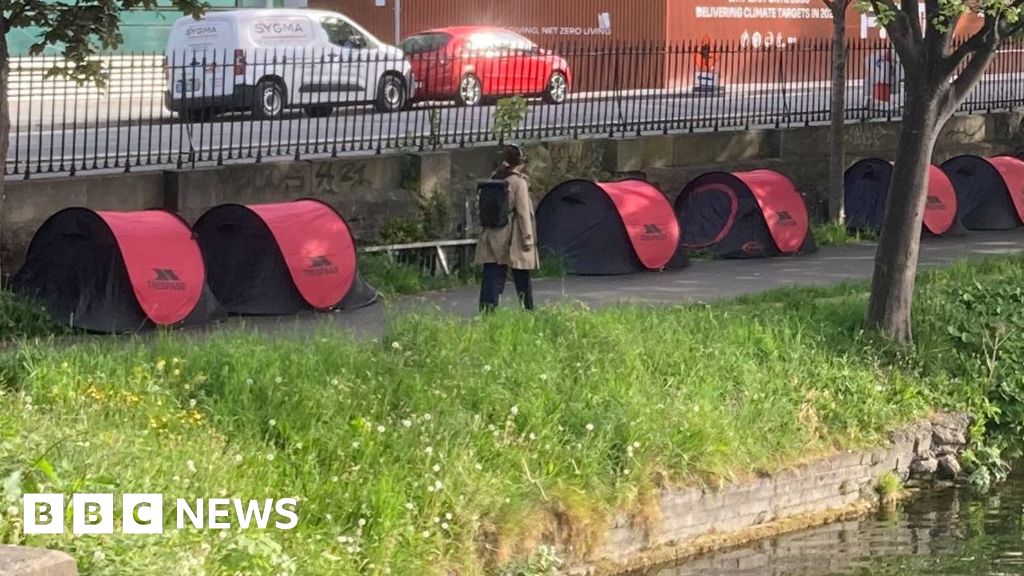 Dublin asylum seekers: 'Ring of steel' along Grand Canal - BBC News