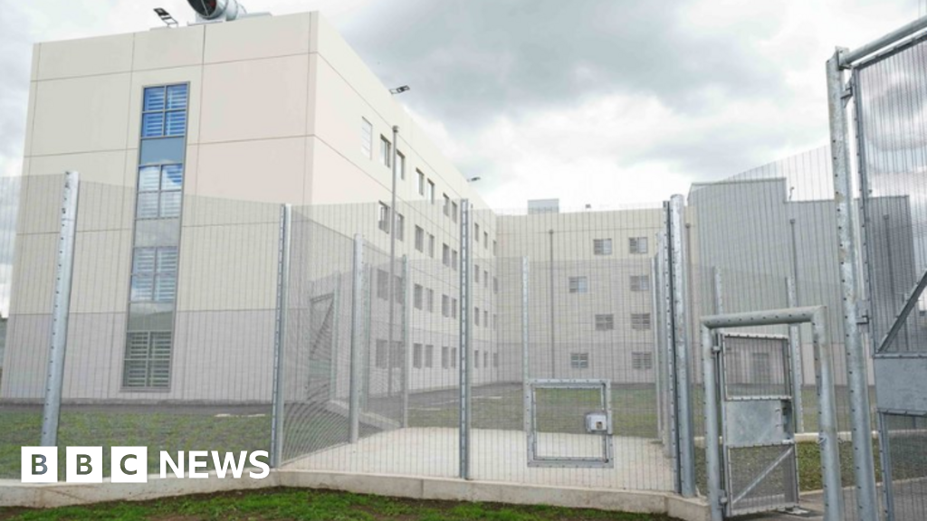 HMP Fosse Way: Call for review after inmate death at new jail - BBC News