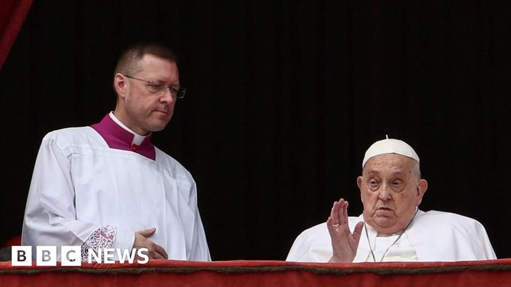 Pope wishes crowds in Rome a happy Easter - BBC News