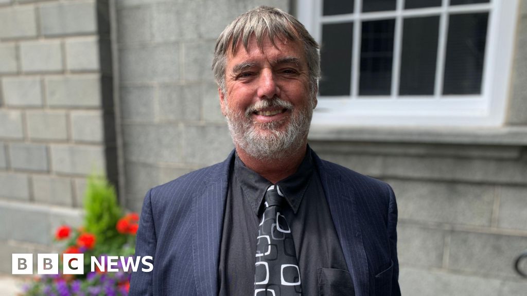 Guernsey States' pensions 'unlikely to keep pace with wages' - BBC News