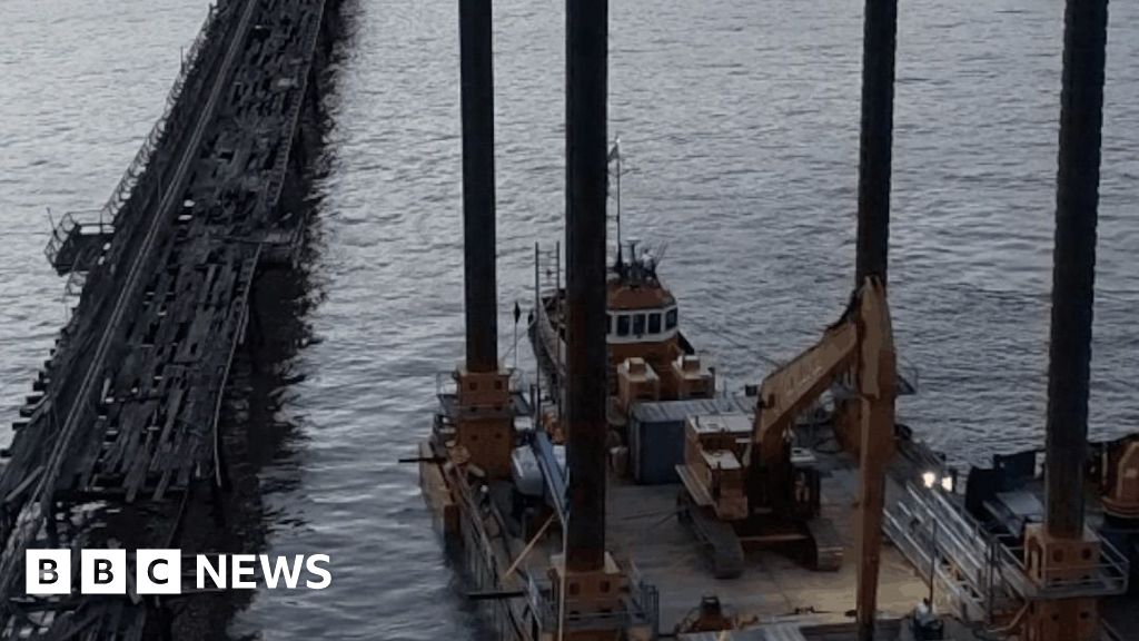 Birnbeck Pier barge arrives for next stage of restoration project - BBC ...