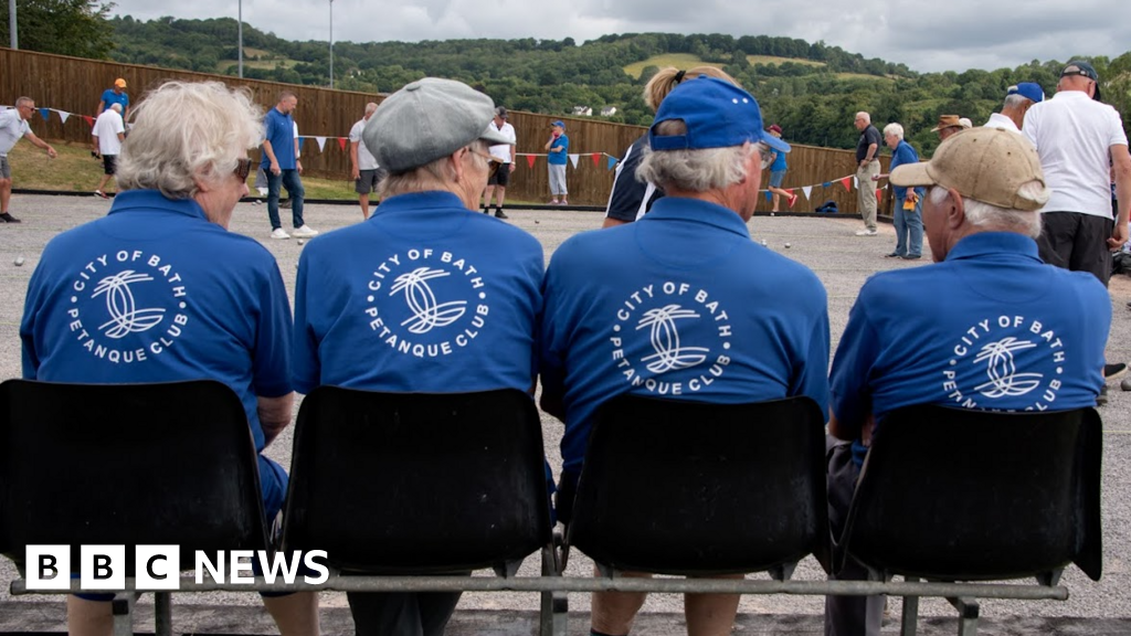 Younger pétanque players sought for expanding Bath club - BBC News