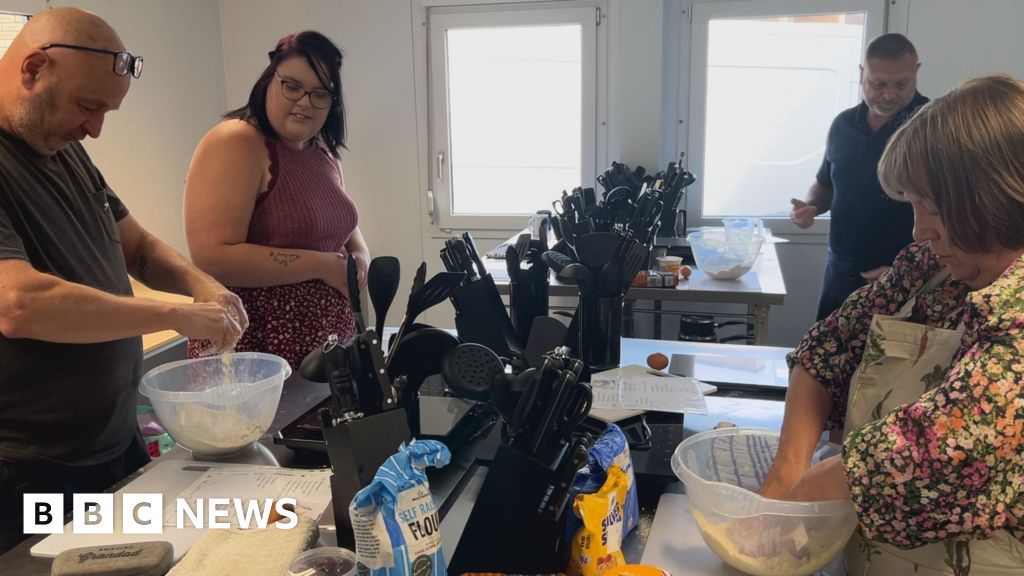 'You leave the military not knowing how to cook' - BBC News