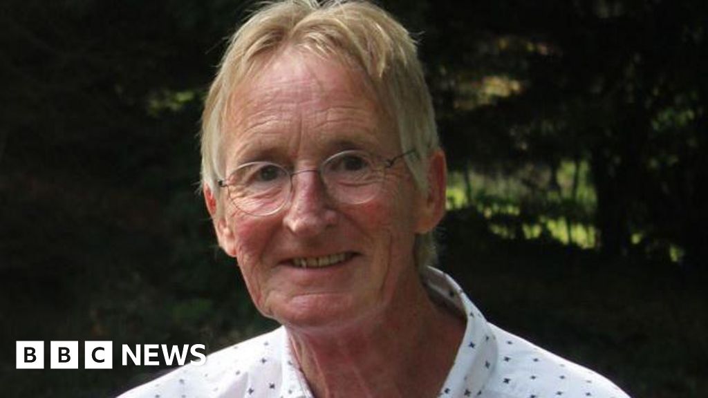 Former clerk given posthumous Freedom of the Borough of Douglas - BBC News