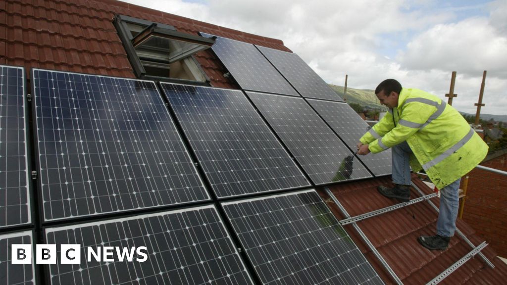 Further solar panel scheme for Worcestershire residents - BBC News