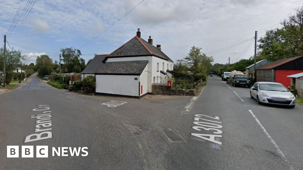 Man seriously injured in A3072 Devon crash - BBC News