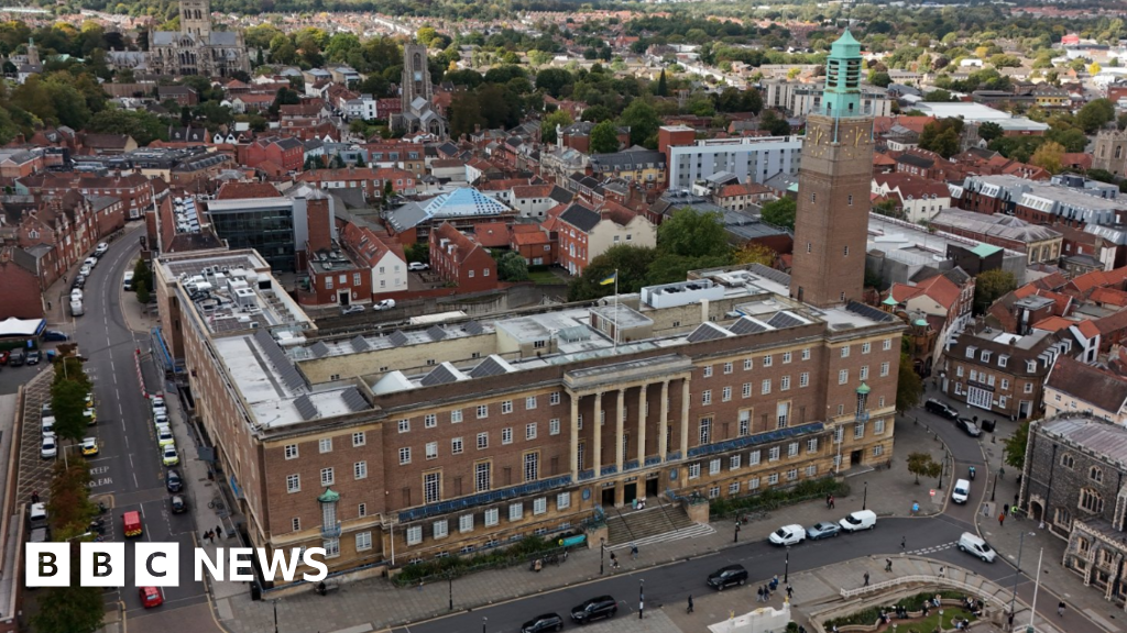 Norwich City Council agrees to explore City Hall plan in detail - BBC News