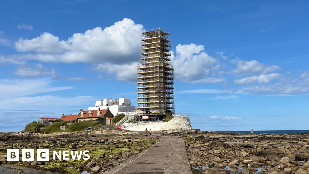 Whitley Bay's St Mary's Lighthouse restoration work under way - BBC News