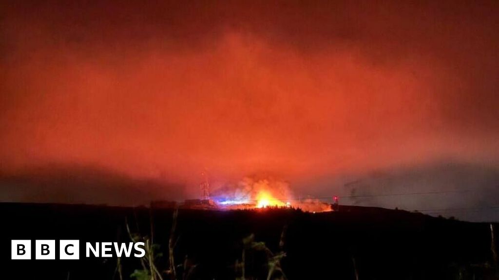 Firefighters tackle wildfire near Aberdeen after extreme warning - BBC News
