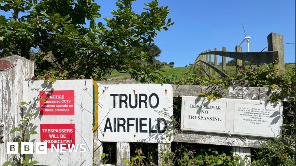 Pilot killed in Cornwall plane crash - BBC News