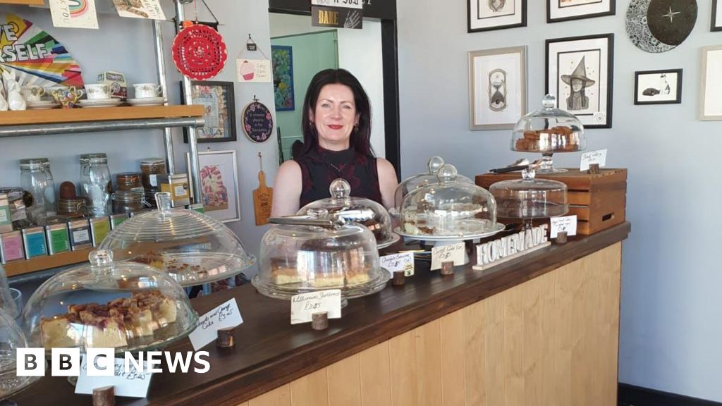 Wolverhampton cafe owner says cash payments are her cup of tea - BBC News