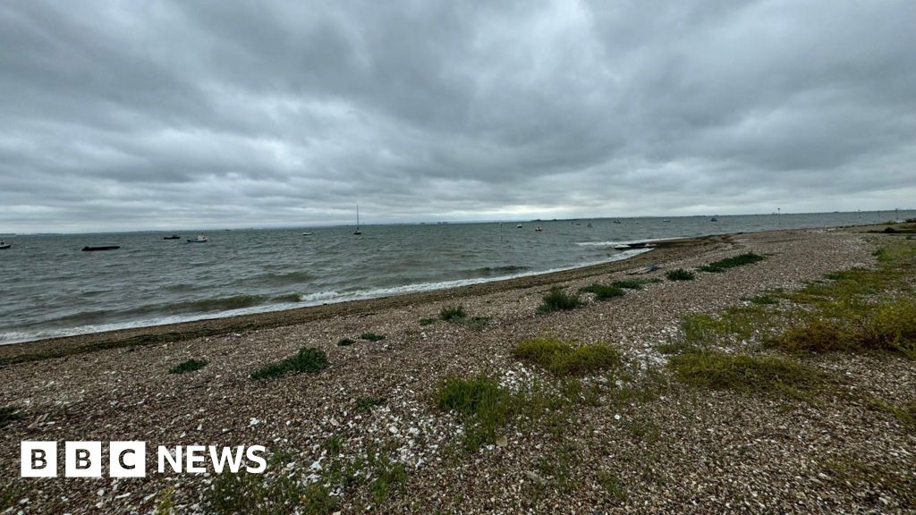 'No swim' warning issued after heavy rain in Southend-on-Sea - BBC News