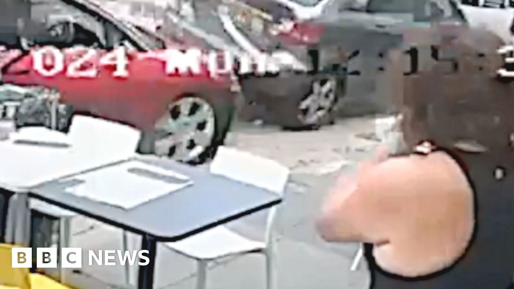 Cars crash off road in near-miss with cafe in Buckhurst Hill - BBC News