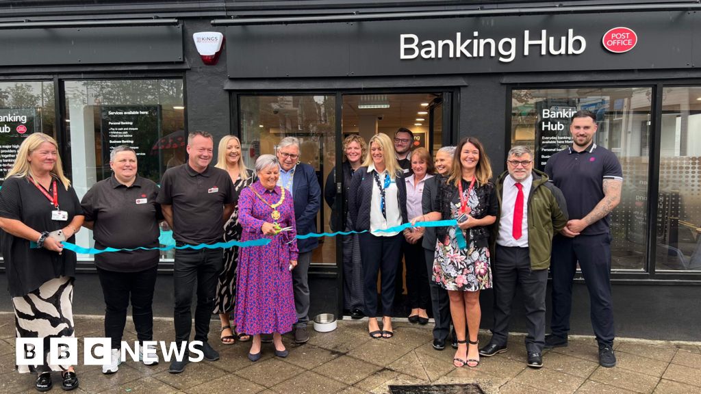 Last bank in Saltash closes as new banking hub opens - BBC News