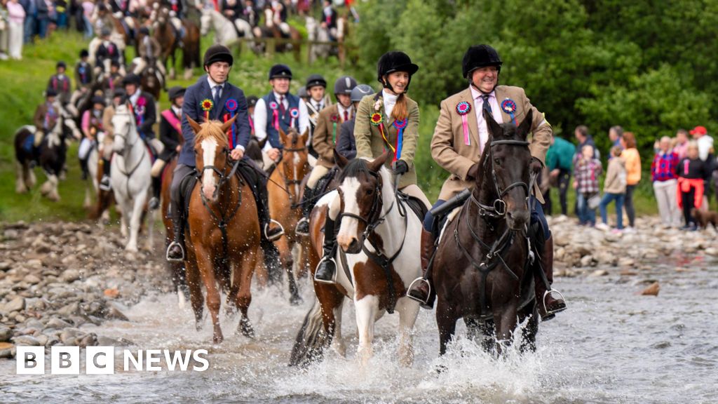 In pictures: River fording at Selkirk Common Riding - BBC News