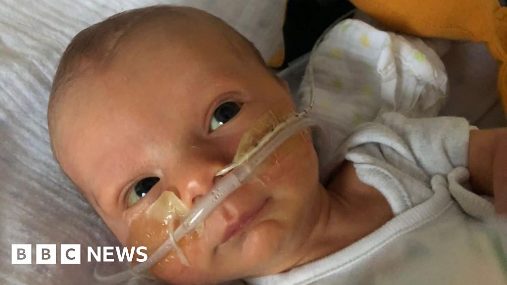 Sussex baby deaths: Families call for maternity services inquiry - BBC News