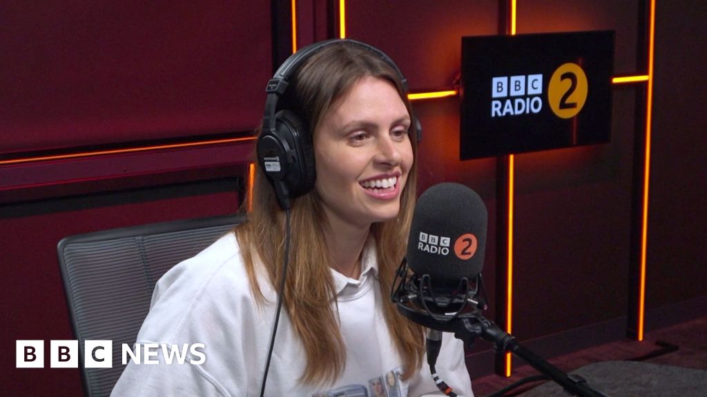 Scott Mills gives Ellie Taylor an unusual Radio 2 welcome gift - BBC News