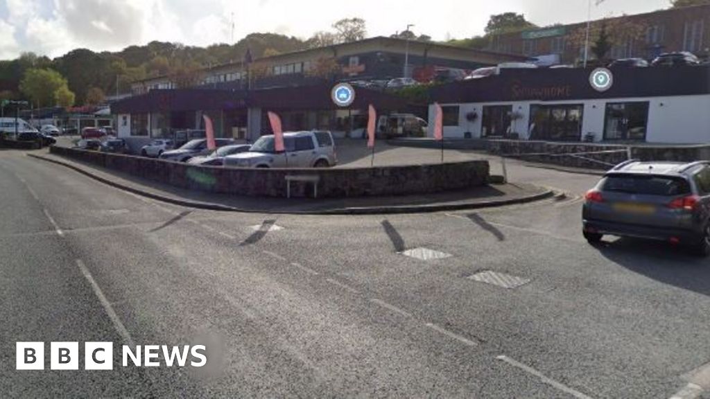 Work to narrow Truro road halted after safety concerns - BBC News