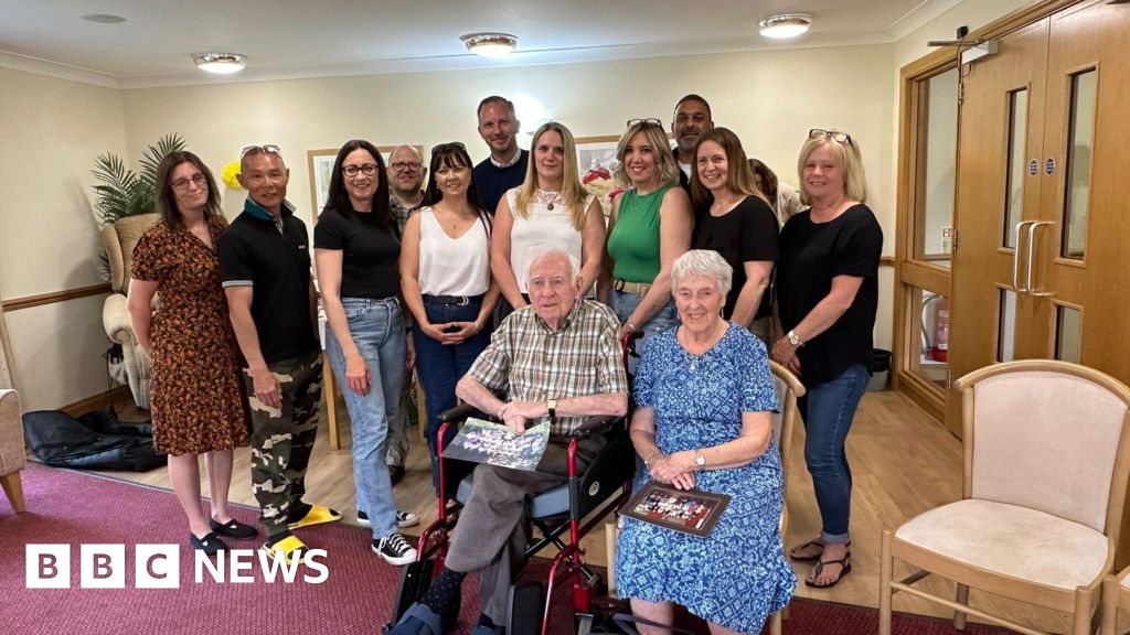 'Best' Swindon teacher reunites with ex-pupils 40 years on - BBC News