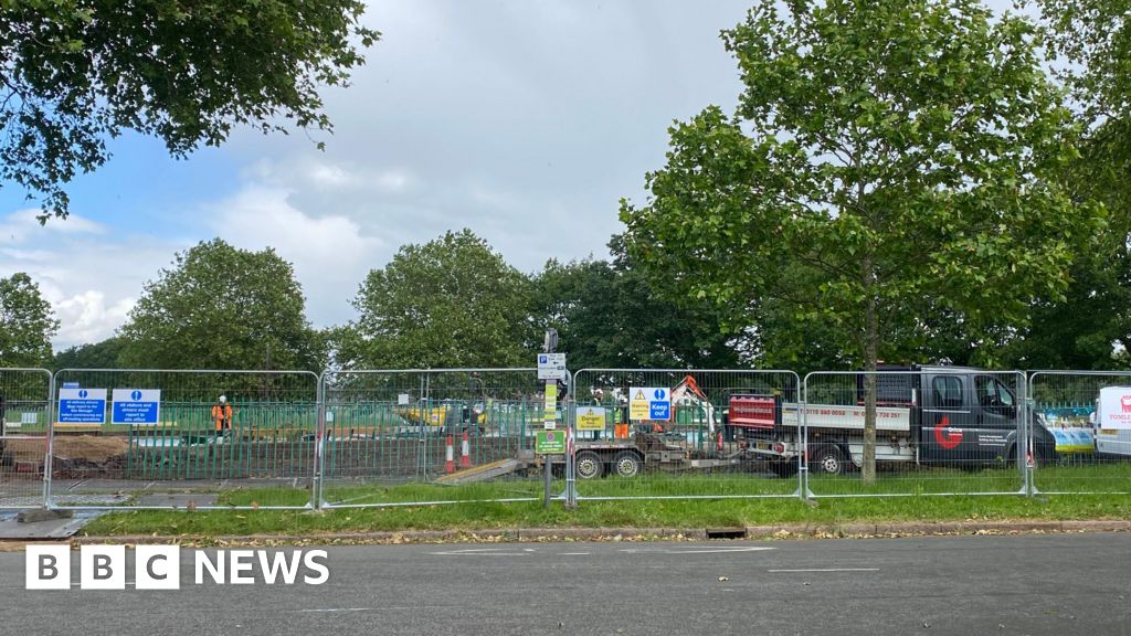 Work begins to reshape Victoria Embankment paddling pool - BBC News