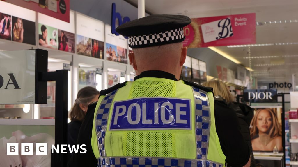 Police officers target shoplifters in south Devon - BBC News