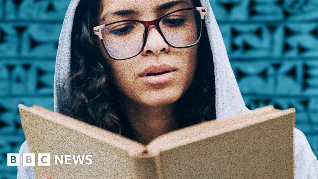 How reading changes your brain - BBC News