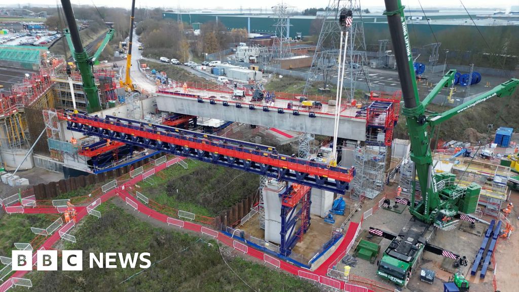 HS2 viaduct construction reaches milestone - BBC News