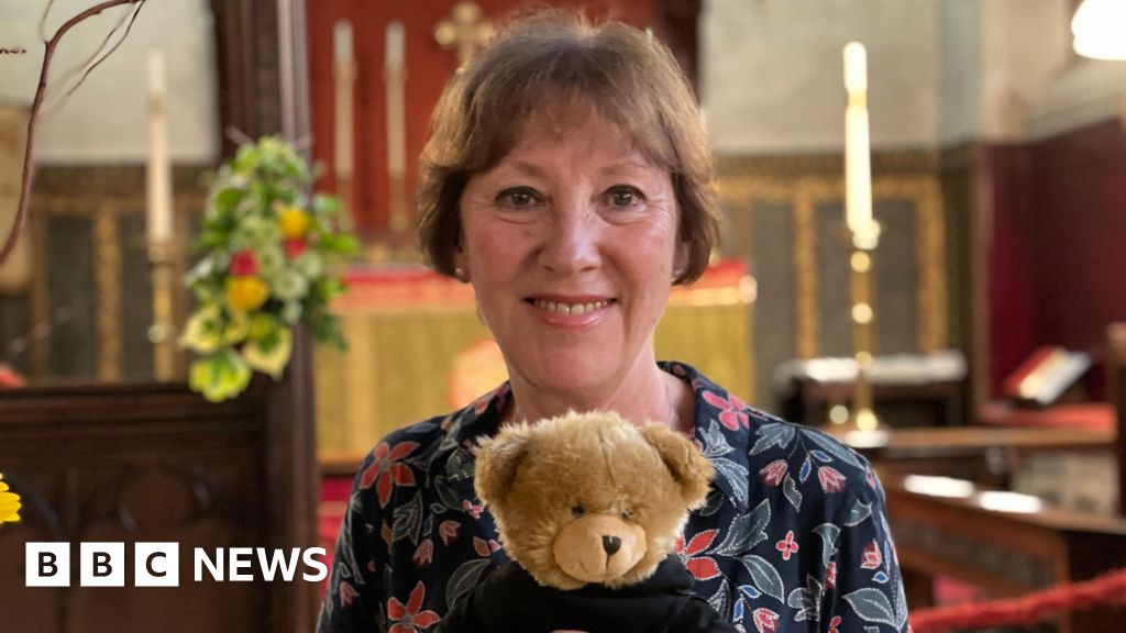 Teddy bear zip wire to raise funds for Lincoln church - BBC News