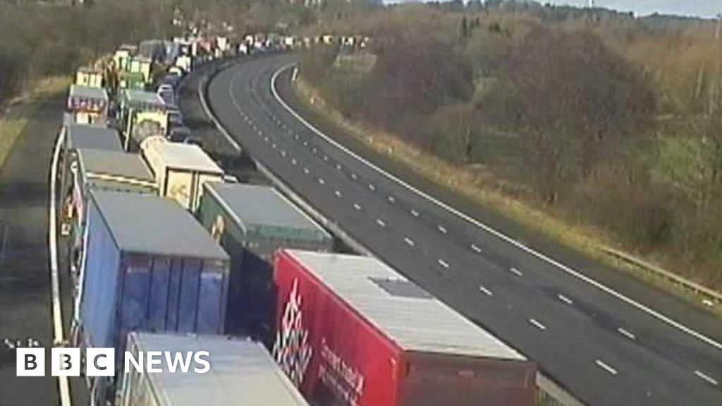 Six taken to hospital after two crashes on M6 - BBC News